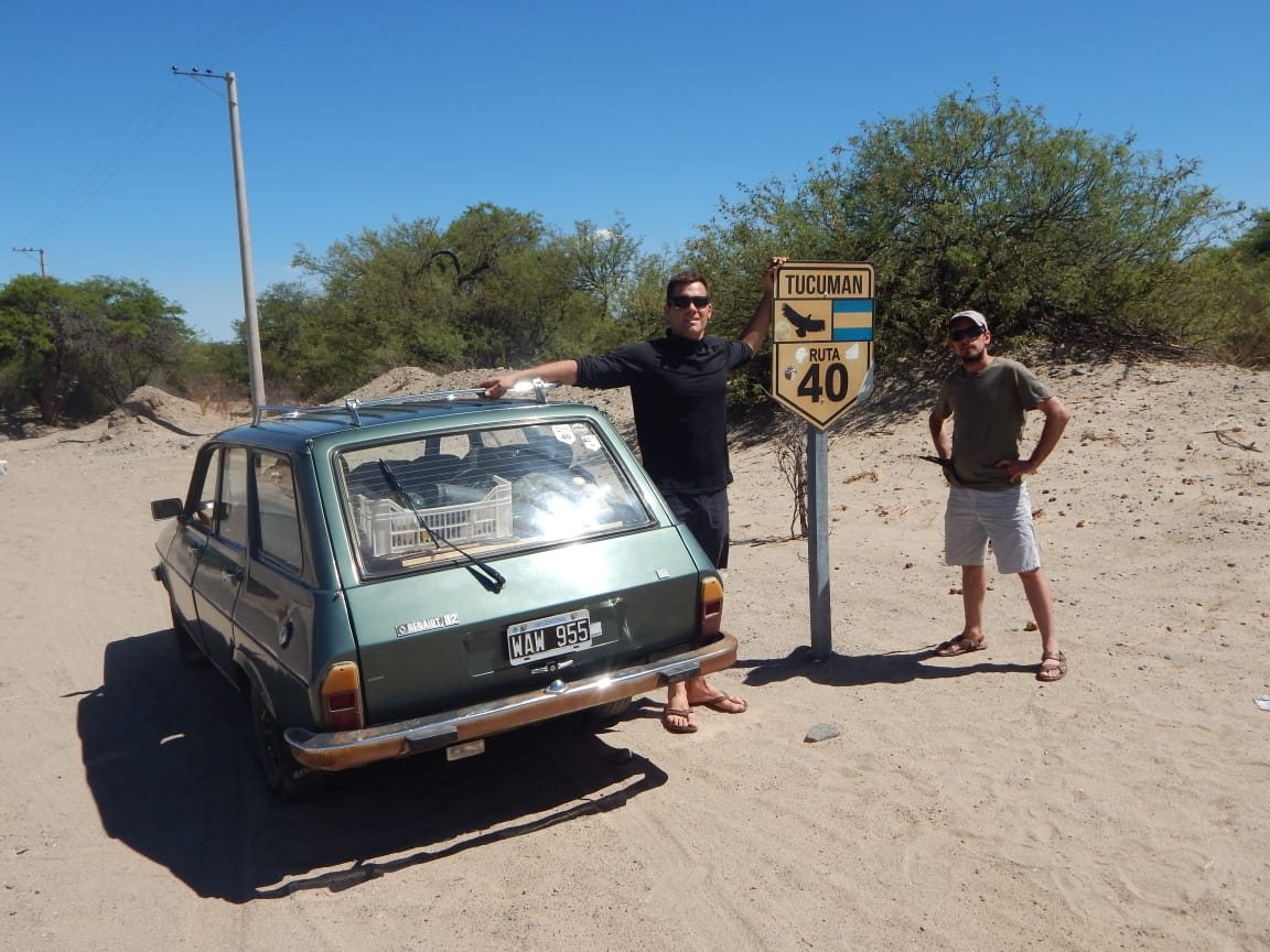 Portorriqueños recorren la ruta 40 en un Renault 12 - Rico Puerto